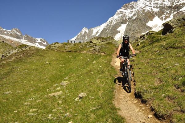 Lötschentaler Höhenweg und Anenhütte: Aktuelle Verhältnisse vom 26.06. ...